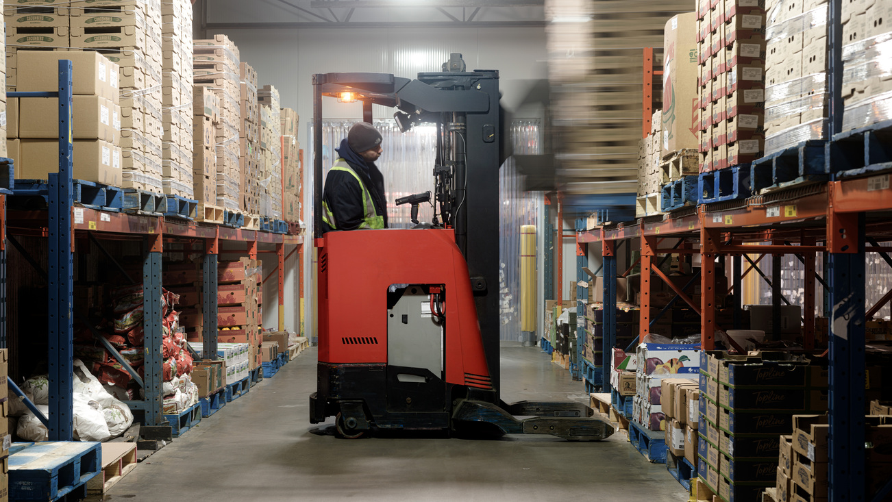 How to reduce the emissions of warehouse equipment | BDC.ca